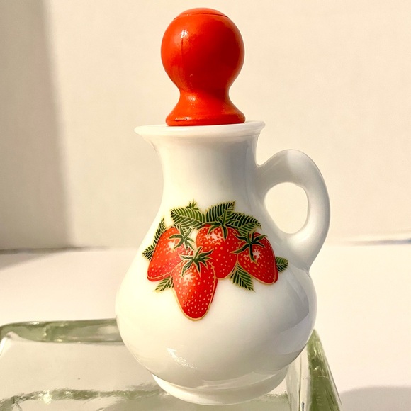Avon | Accents | Vintage Avon Milk Glass Strawberries Lidded Jar 4 Fl ...